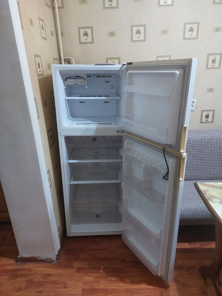Qizlarga bezmakler kvartira bor