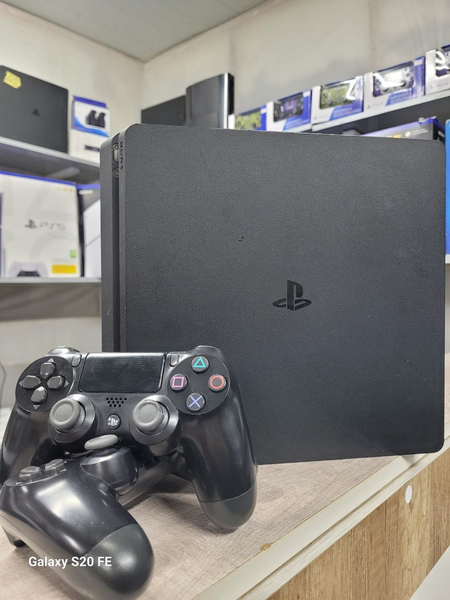Продается игровой консол Sony Playstation 4 slim с играми