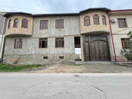 5 sotiqli qurilishi tugallanmagan hovli sotiladi.