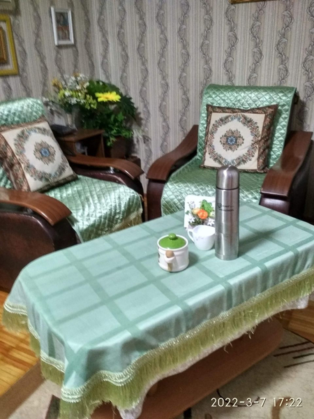Продаётся комплект -покрывало,   накидки на кресло-2шт скатерть и наво