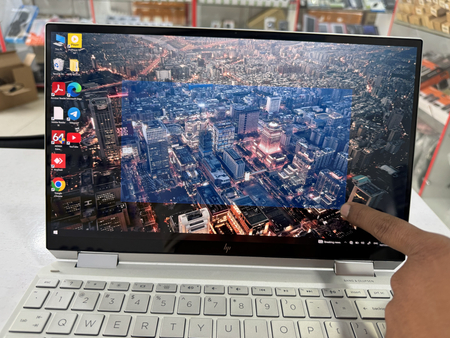 Hp spectre core i7 40 kun ishlatilgan yangidek 4k ekran
