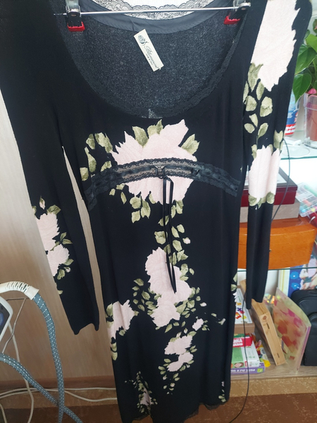 Продаётся  женское  платье  чёрное,  тонкое полушерстяное .