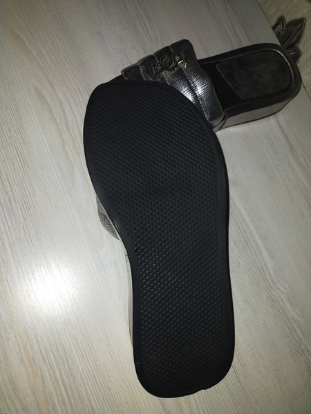 Продам новые шлепки