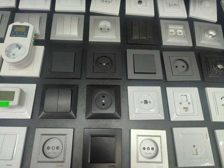 LED панели и светильники