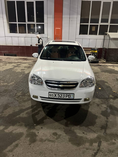 Lacetti 2012 sotiladi