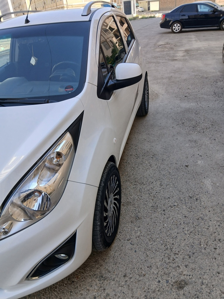 Spark sotiladi rangi oq