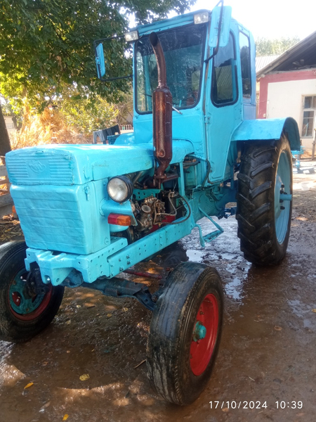 T 28 traktor sotiladi