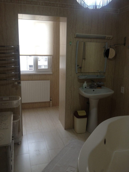 Rakat kirpichnii dom, kvartira s razdelnimi komnatami, balkon, parkovk