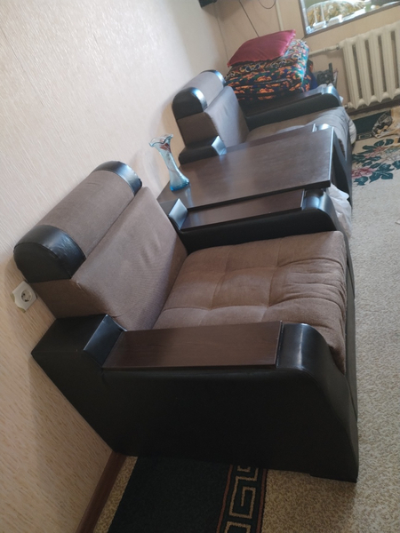 2 Кресла большие и журнальный столик. Б. У