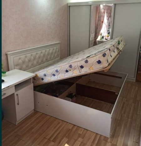 Продаётся двух спальная кровать, письменный стол и трюмо цена 4 млн су