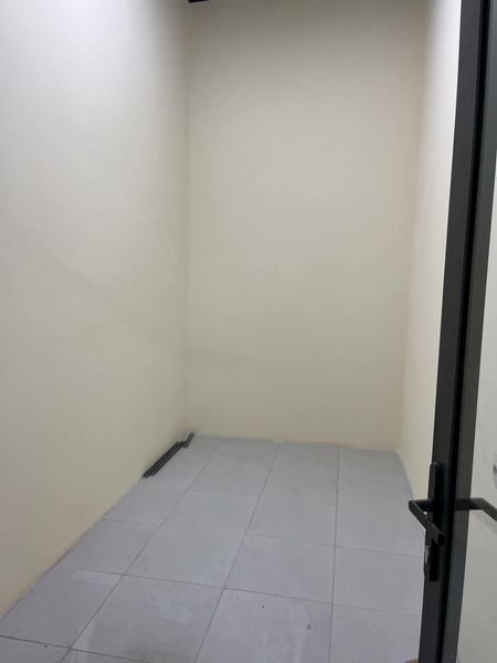 Stroymart bozorida dokon sotiladi