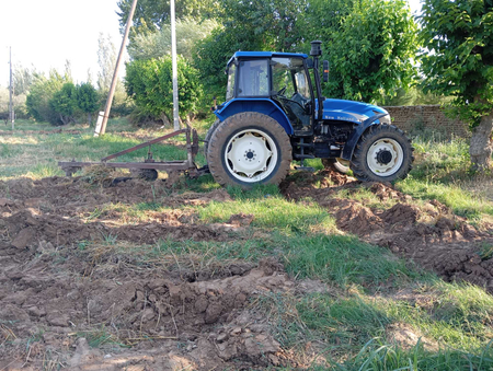 Yangi traktor sotiladi