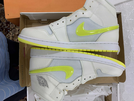 Air Jordan 1 Mid SE WMNS 