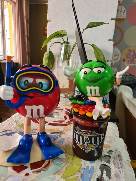 Диспенсер для конфет m&m