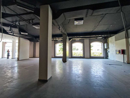 Сдам Офис, Шоу рум  370 м² , В доль дороги, ЖК PARISIEN, Центр