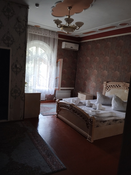Mexmonxona,Hotel bez zags