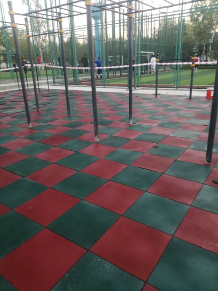 Резиновые плитки, покрытие и резиновые гранулы от производителя.