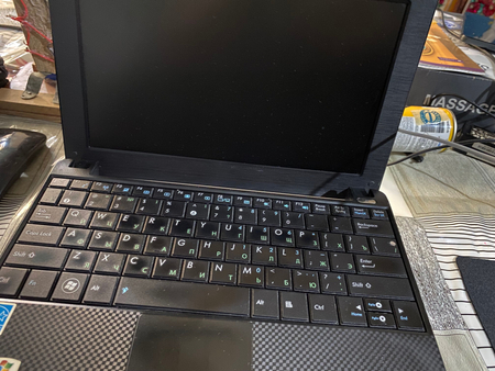 Netbook ASUS 2 ta oq va qora, hamma joyi ishaydi, Arzon narxda