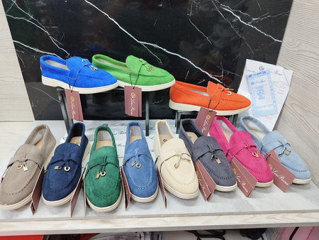 Ayollar oyoq  kiyimlar to'plami