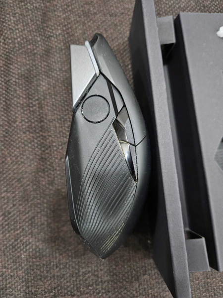 Игровая мышь ASUS ROG CHAKRAM в хорошем состоянии
