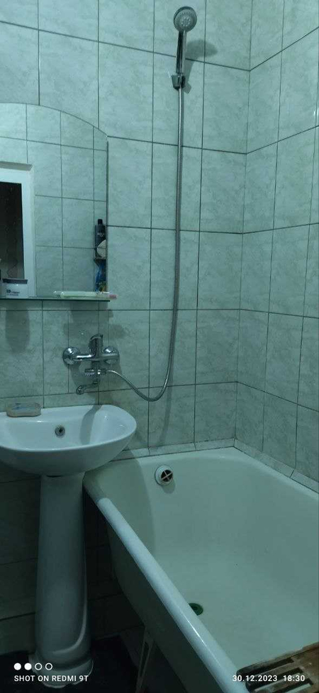 3 xonali kvartira sotiladi. arentir 12-maktab oldida.