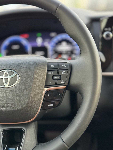 Toyota Camry hybrid 80 2024 год