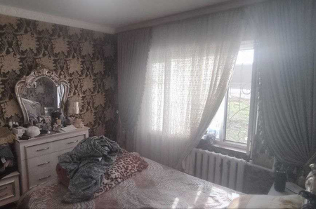 1 этаж 3х ком. 77 серия кирпич. Янгиабад базар.