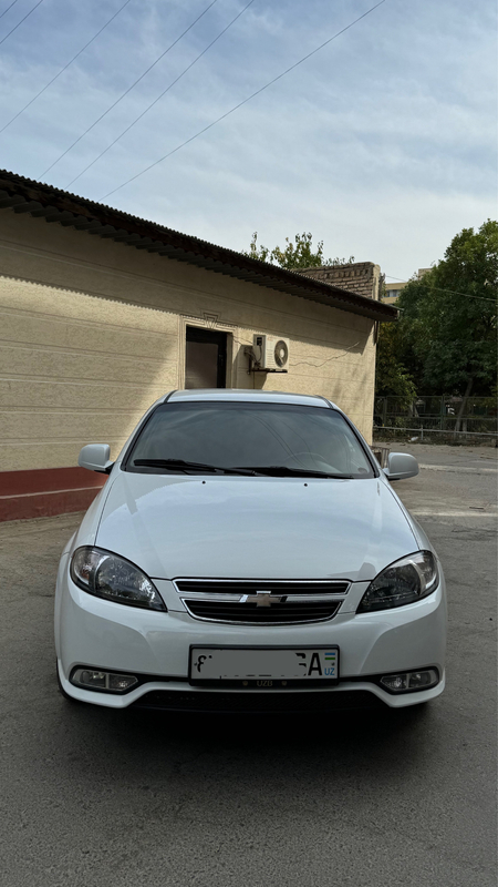 Chevrolet Lacetti (Gentra) sotiladi.