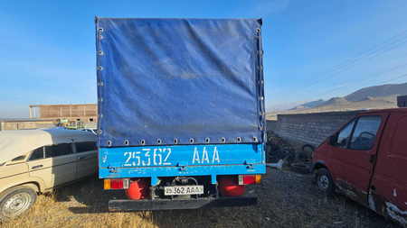 Бортовая грузовая ISUZU NQR 71 PL с тентом