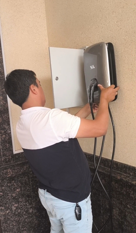 Zaryadka ustanofka lubaya elektroniy mashini