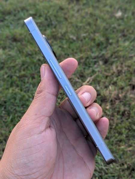 Sharp aquos r7 (12/256 240ghz экран)