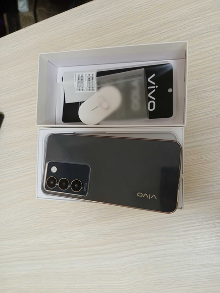 Vivo y100 8/256 yangi holatda