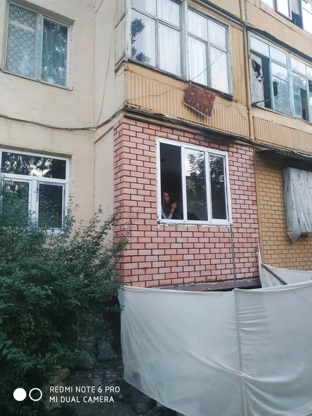 Кирпичная кладка на балконе стен перегородока