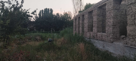 HOVLI SOTILADI 3 xona tugallanmagan uyi bilan