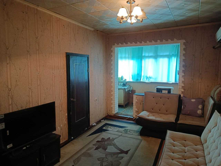 Срочна продаю 2 комнатнаю квартиру в ттз-1  52000y.e Без ремонта 2/4/4