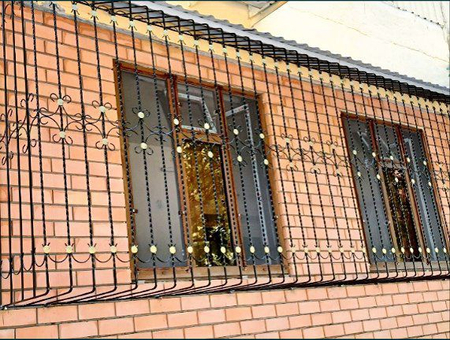 Balkonga gʻisht teramiz, kazirok, reshotka qoʻyamiz