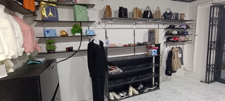 Dokon mebili polkalari temirlari manikenlari bilan birgalikda sotiladi