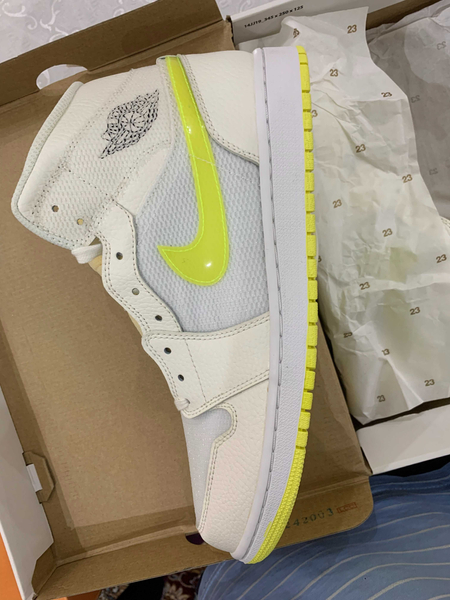Air Jordan 1 Mid SE WMNS 
