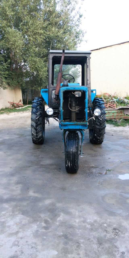 MTZ 80.0 traktor sotiladi, 3 korpusli Plugi bilan.