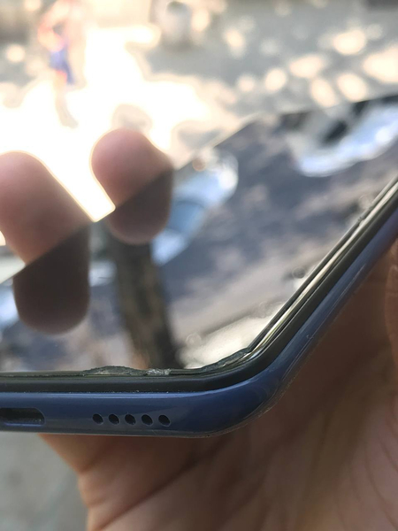 Xiaomi Redmi Note 9 Laminati bilan turibdi