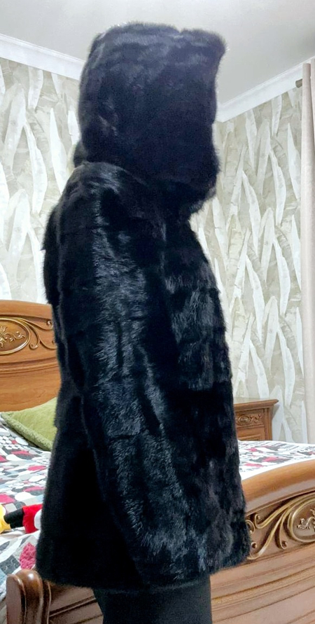 Норковая шуба с капюшоном.
