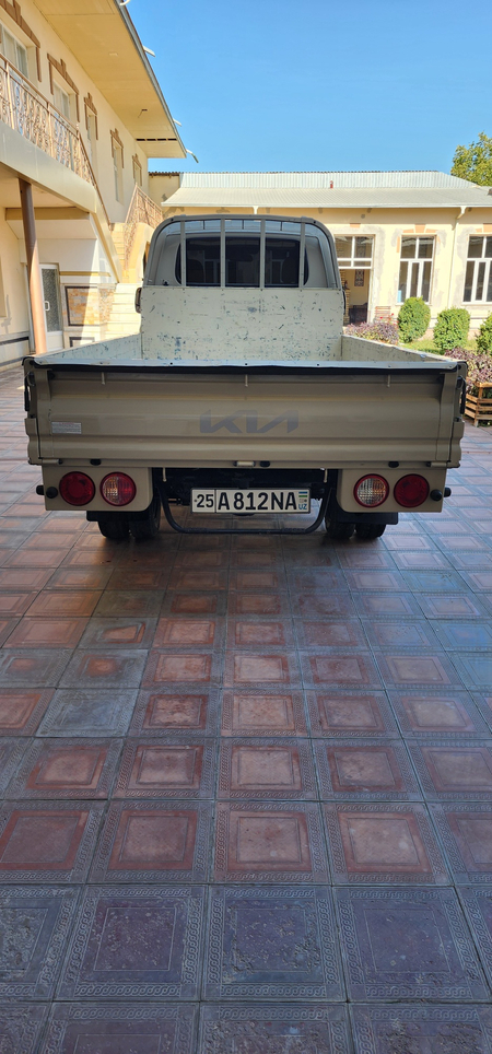Kia bongo sotiladi