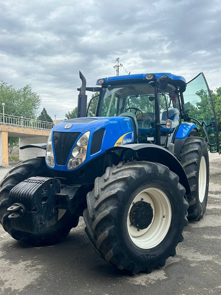 Traktor New Holland T7060