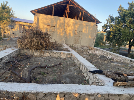Uchastka sotiladi.