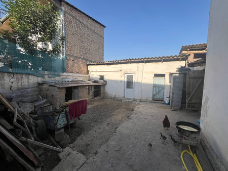 Uchastka sotiladi 3.5 sotix 6 xona