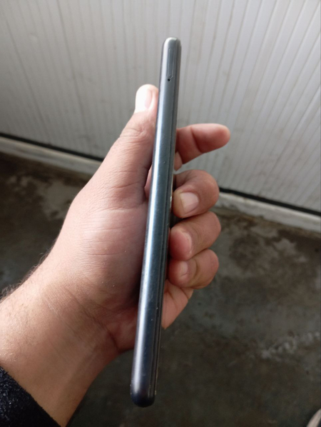 Samsung galaxi a12 4/64 xolati alo faqat uzim ishlatganman aybi yuq