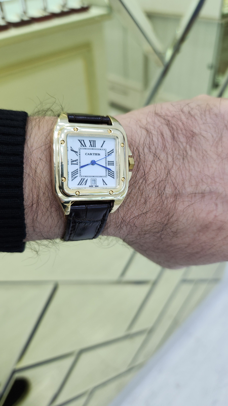 Золотые часы Cartier.