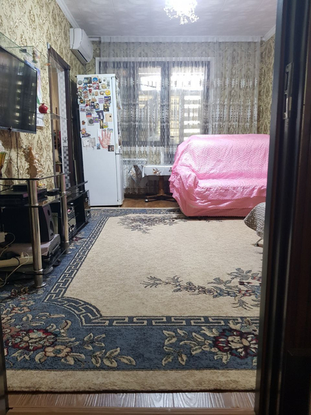 Чиланзар, 8 квартал, ТЦ ПАРУС продаётся  2-х ком квартира с ремонтом