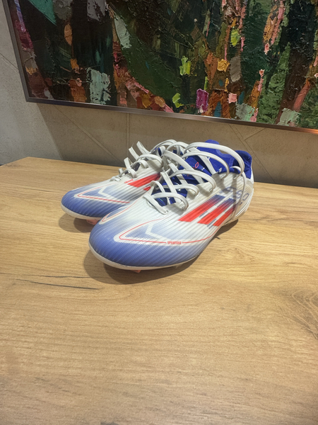 Продаю бутсы Adidas F50: Лёгкость, скорость и комфорт для вашей игры!