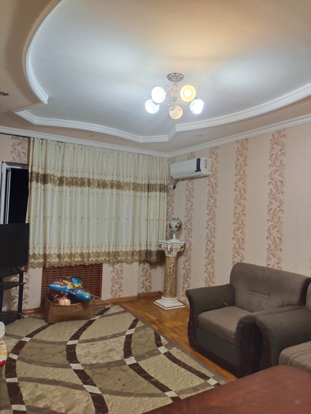 Срочно Сдается квартира 3-комната кадишва базар хорошо ремонтом